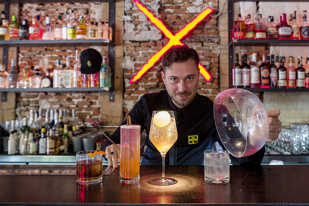 4 cócteles de bartender paso a paso para días de fiesta