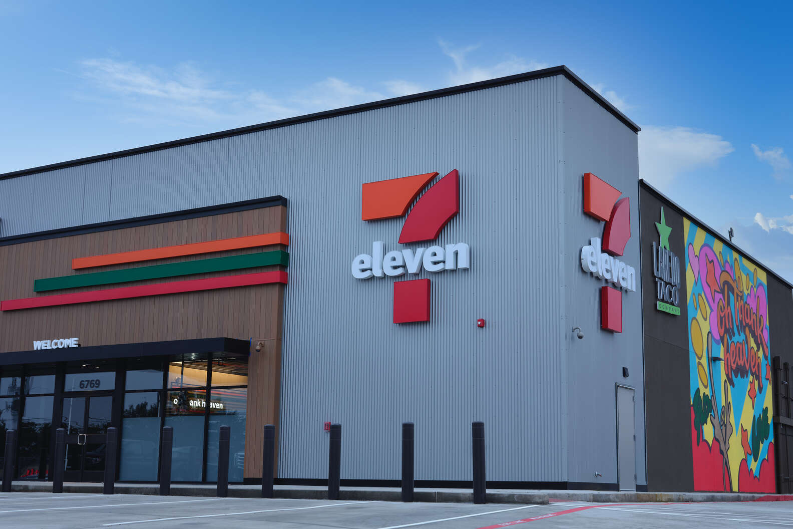 You can spend all night inside this new 7-Eleven while eating snacks ...