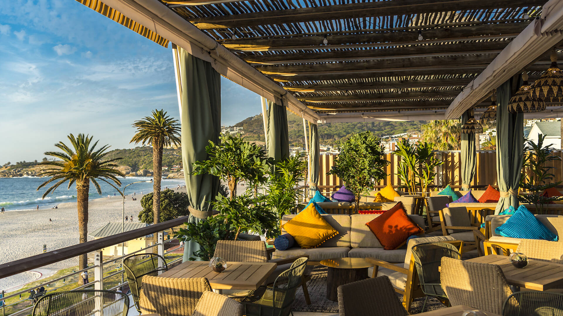 20 Best Rooftop Bars in the World For Drinks With Stunning Views For 2025