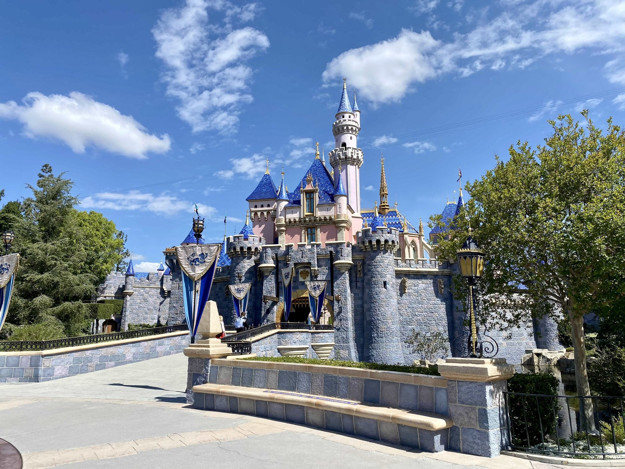 ชมภาพบรรยากาศสวนสนุก Disneyland ในรัฐแคลิฟอร์เนีย หลังจากกลับมาเปิด ...