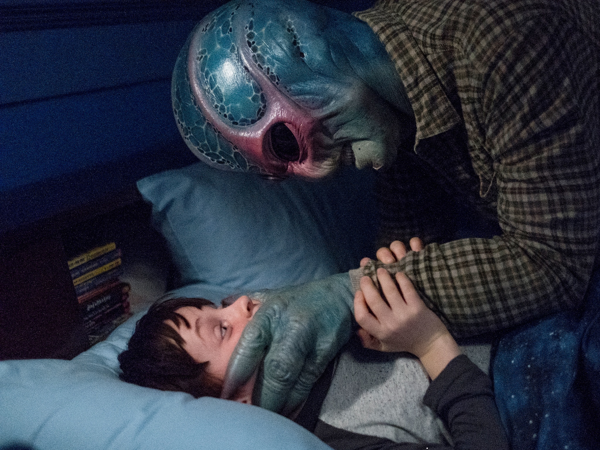 Alan Tudyk le da vida a un extraterrestre en la serie Resident Alien