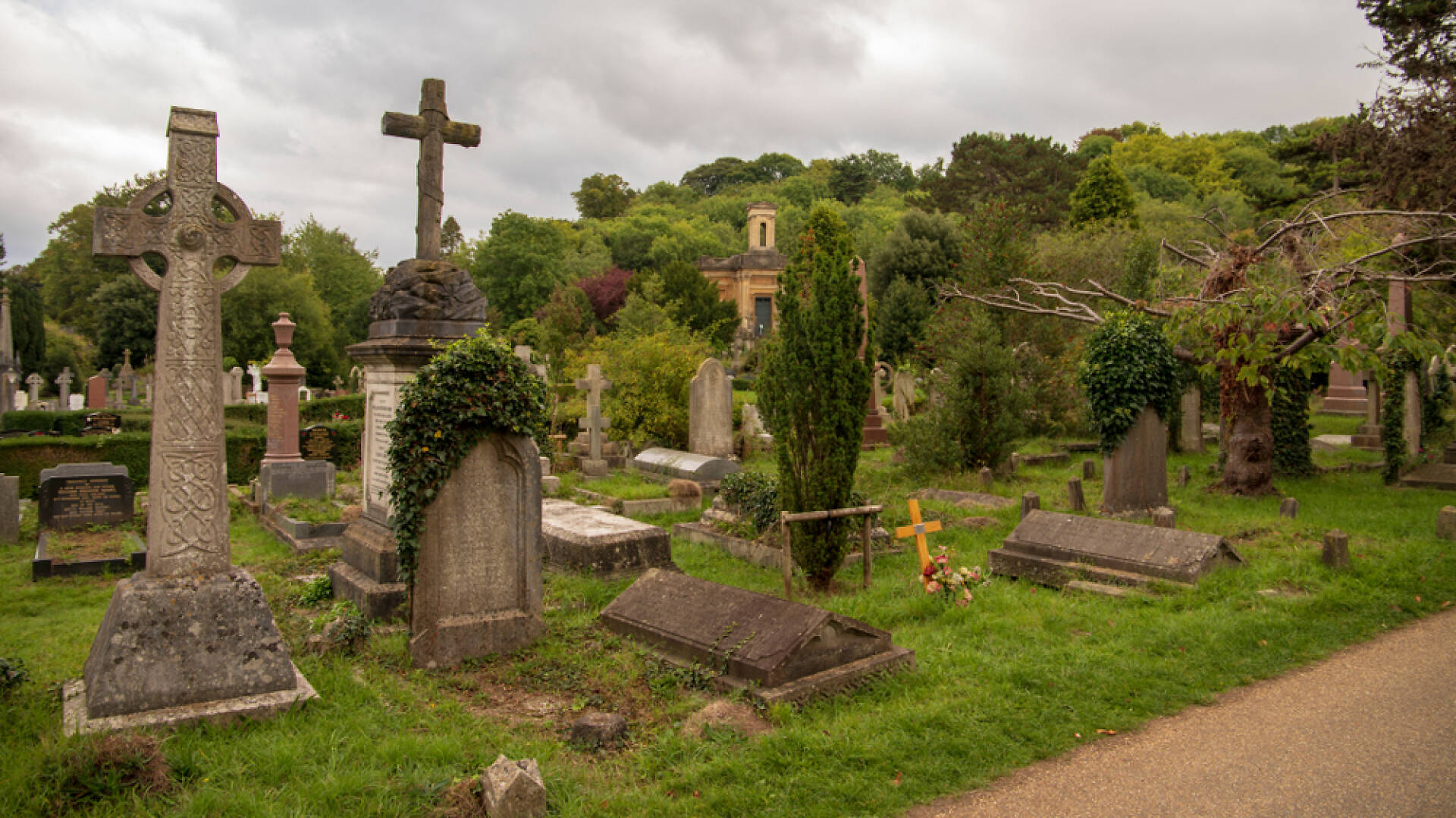 5 Eerily Beautiful Graveyards & Cemeteries to Visit in the UK