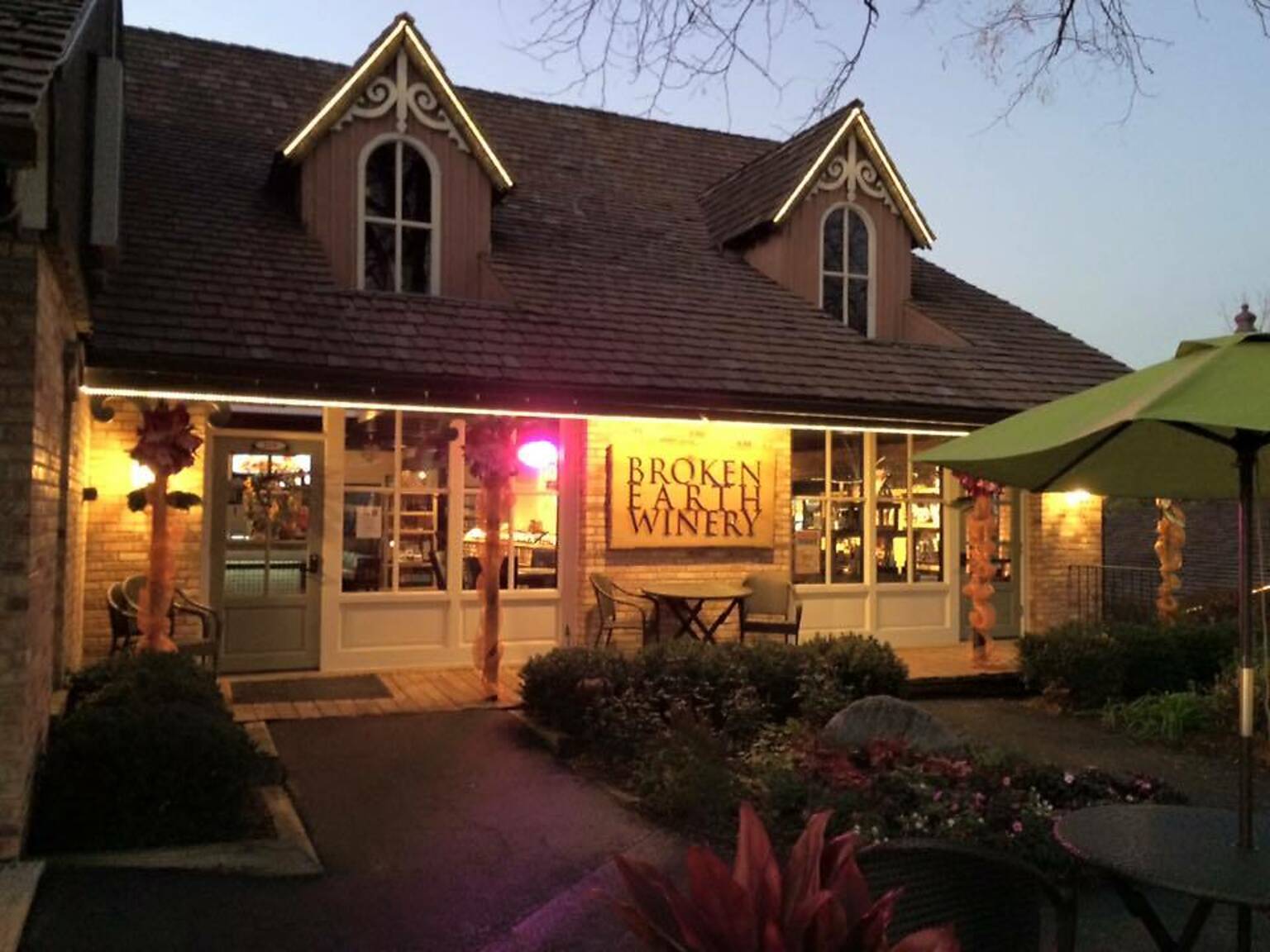 24 Amazing Wineries Near Chicago for Scenic Sipping