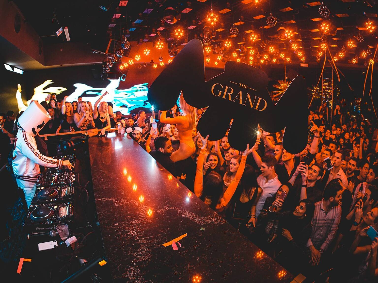 Best College Bars in Boston: Young Crowds, Cheap Drinks