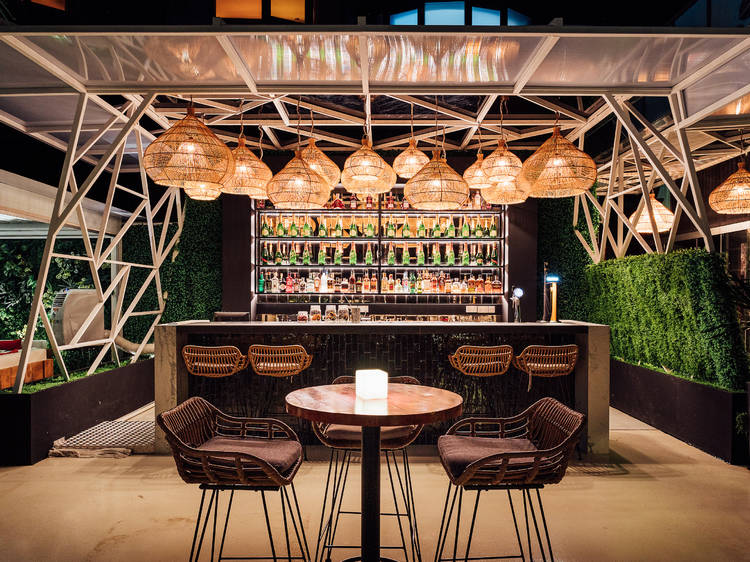 18 Best Rooftop Bars in Singapore With Scenic Views