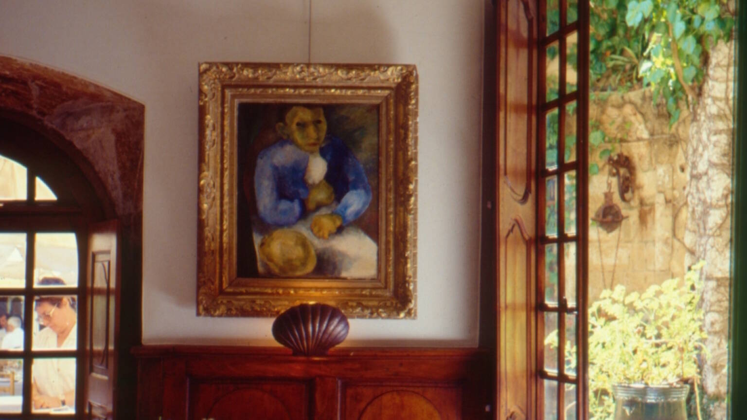 8 Restaurants With Epic Art Collections Around The World Right Now