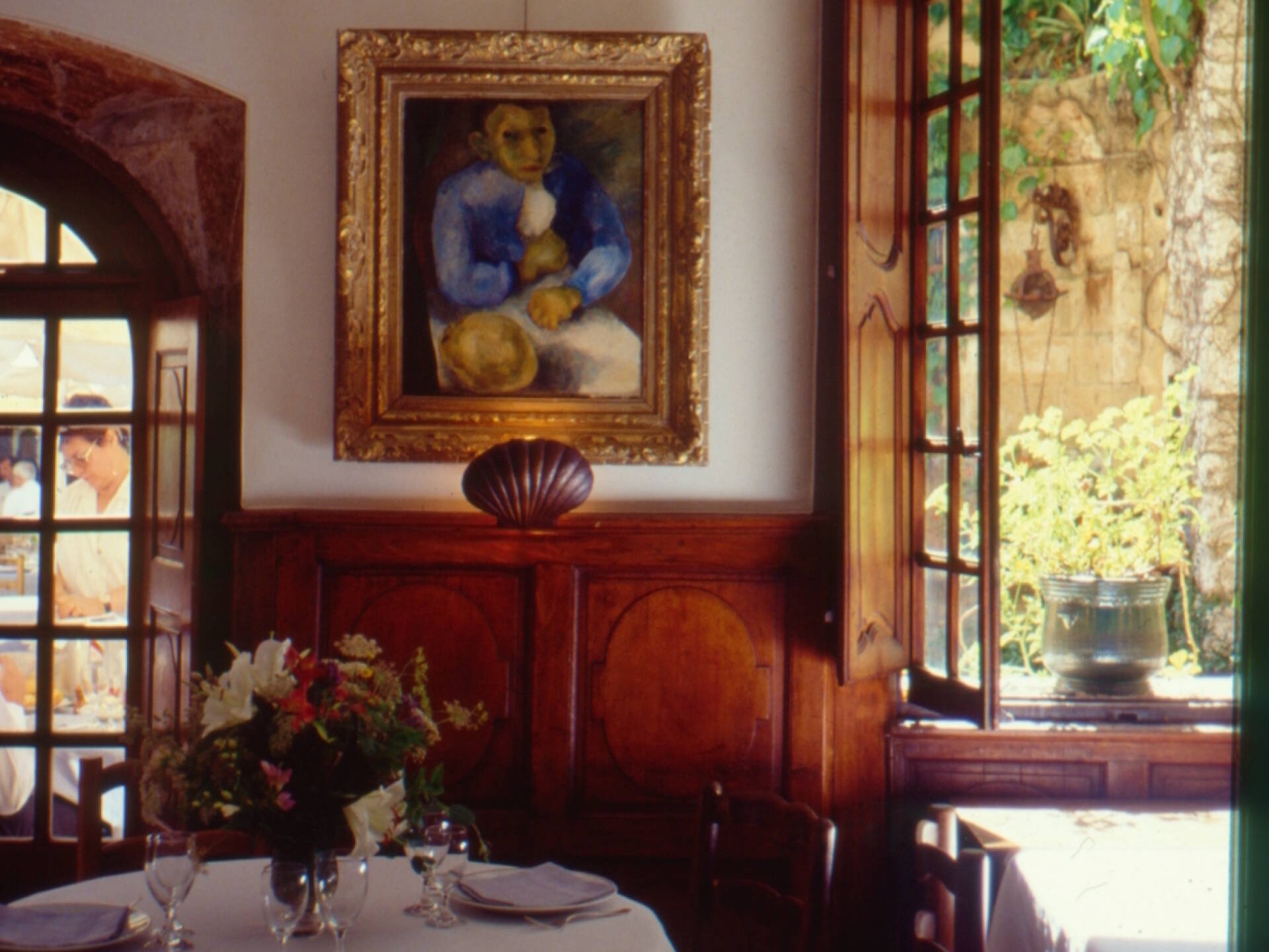 8 Restaurants With Epic Art Collections Around The World Right Now