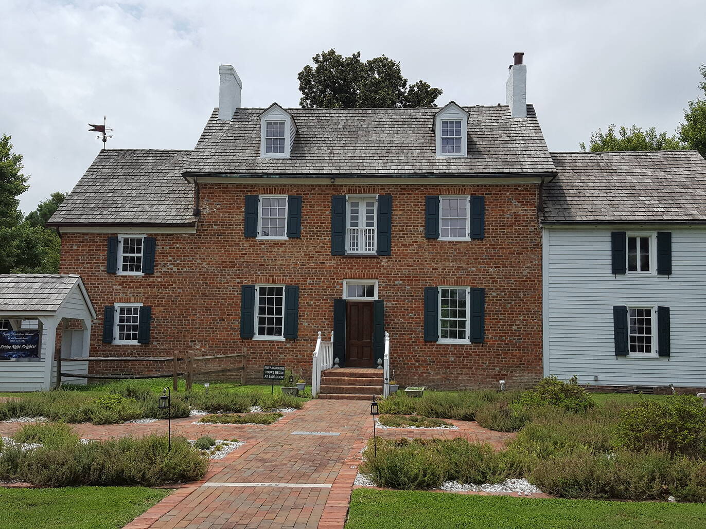 21 Best Haunted Houses in the US That Will Give You the Creeps