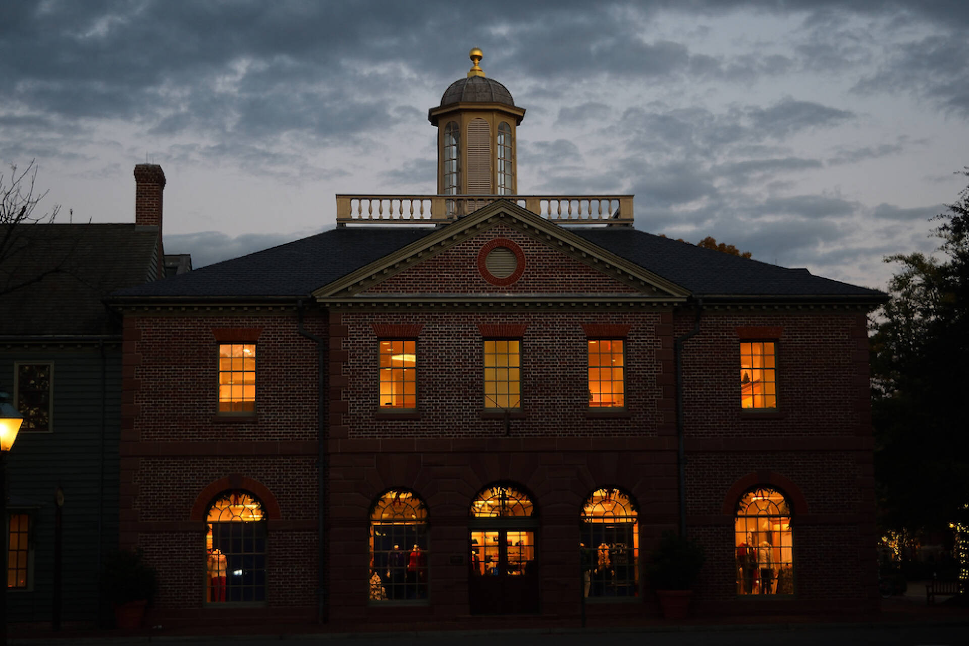 18 Best Ghost Tours in the US Through Cemeteries, Towns and Jails