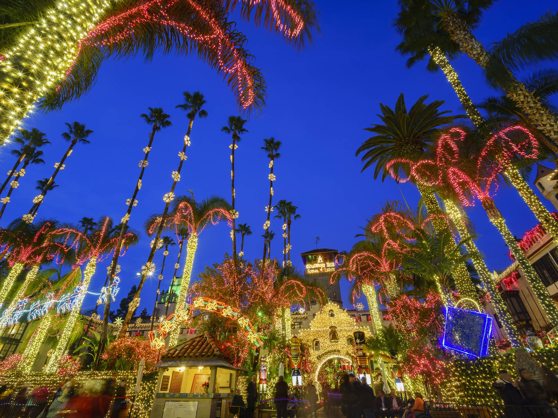 16 Best Places to See Christmas Lights in Los Angeles