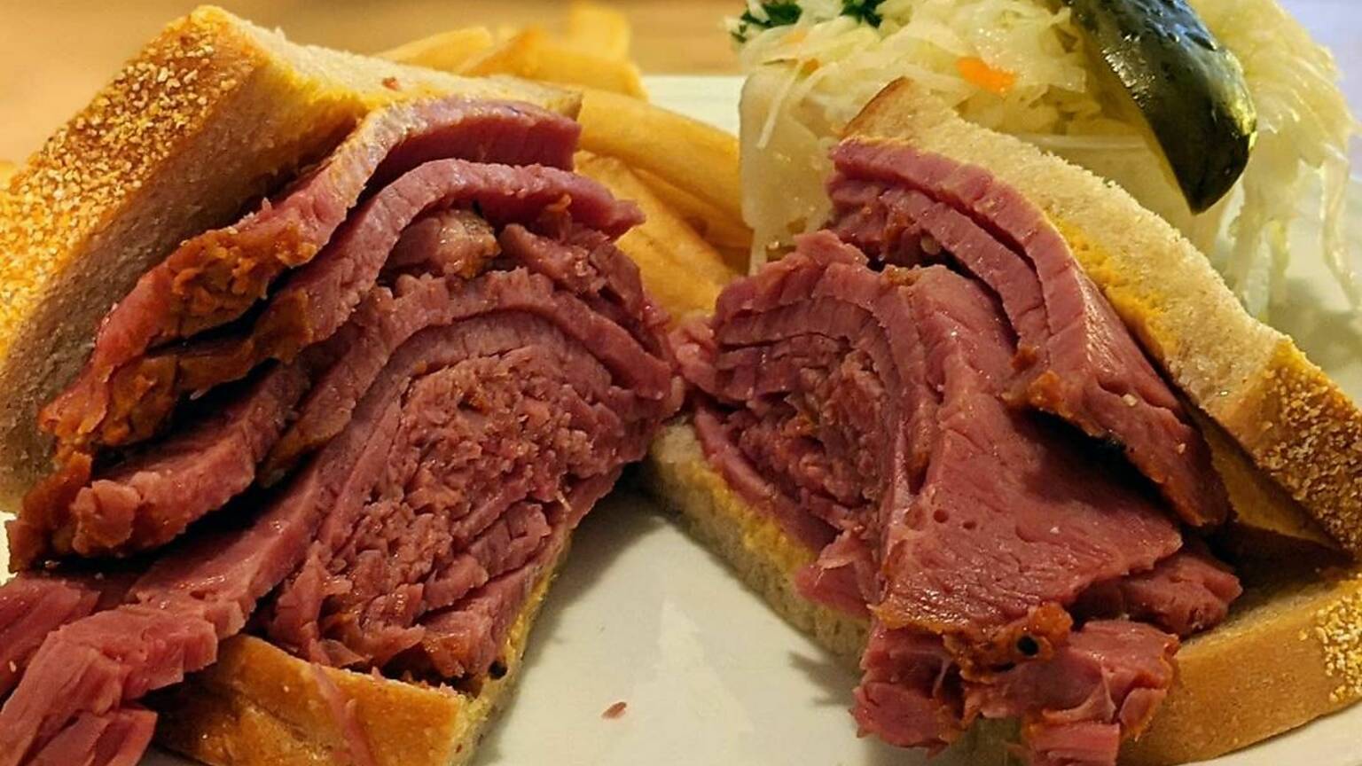 18 adresses pour savourer le meilleur du smoked meat à Montréal