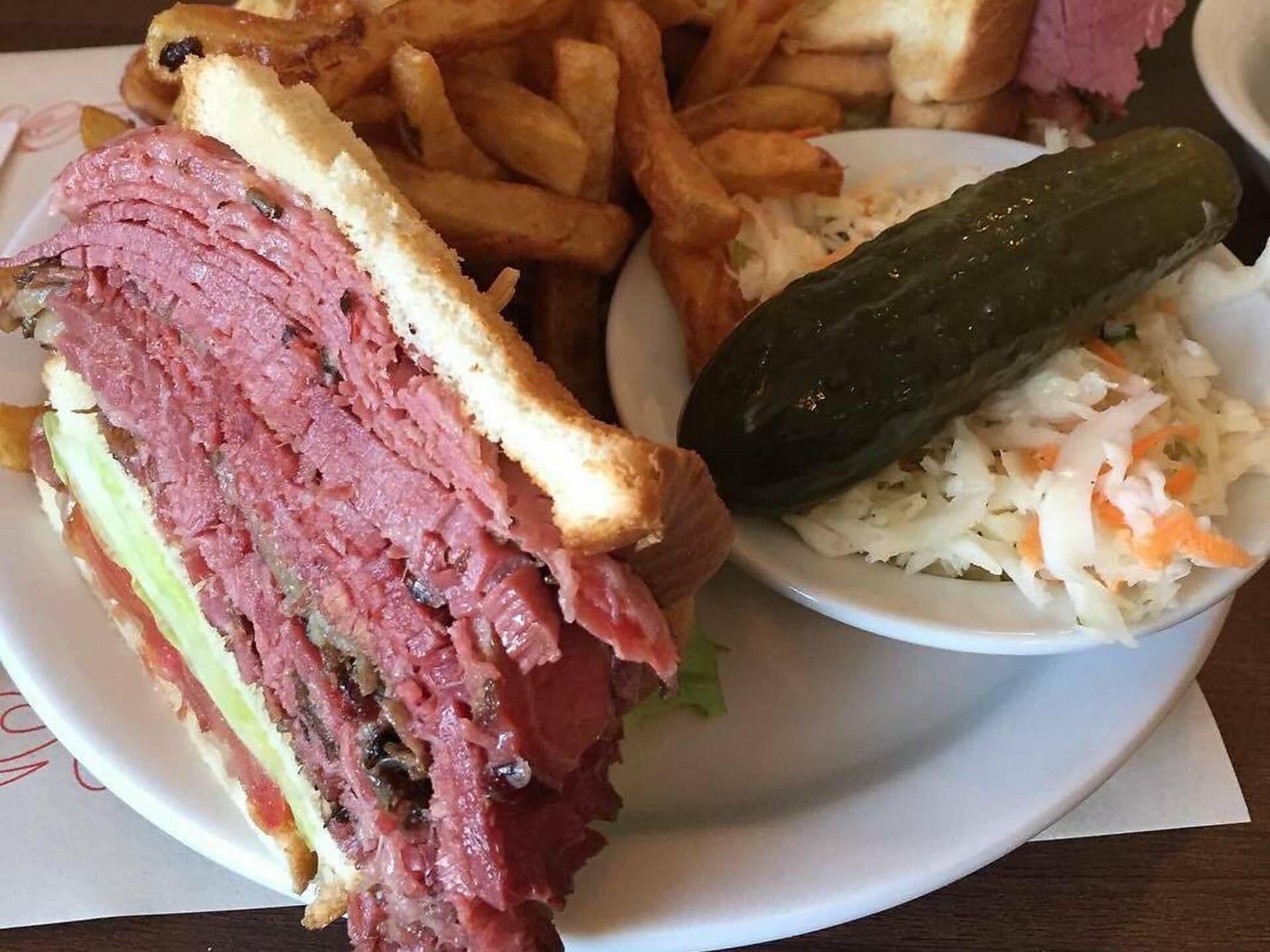 18 adresses pour savourer le meilleur du smoked meat à Montréal