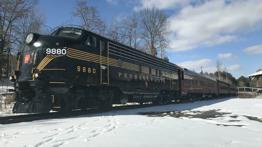 10 Best Winter Train Rides in USA to Enjoy the Snowy Views