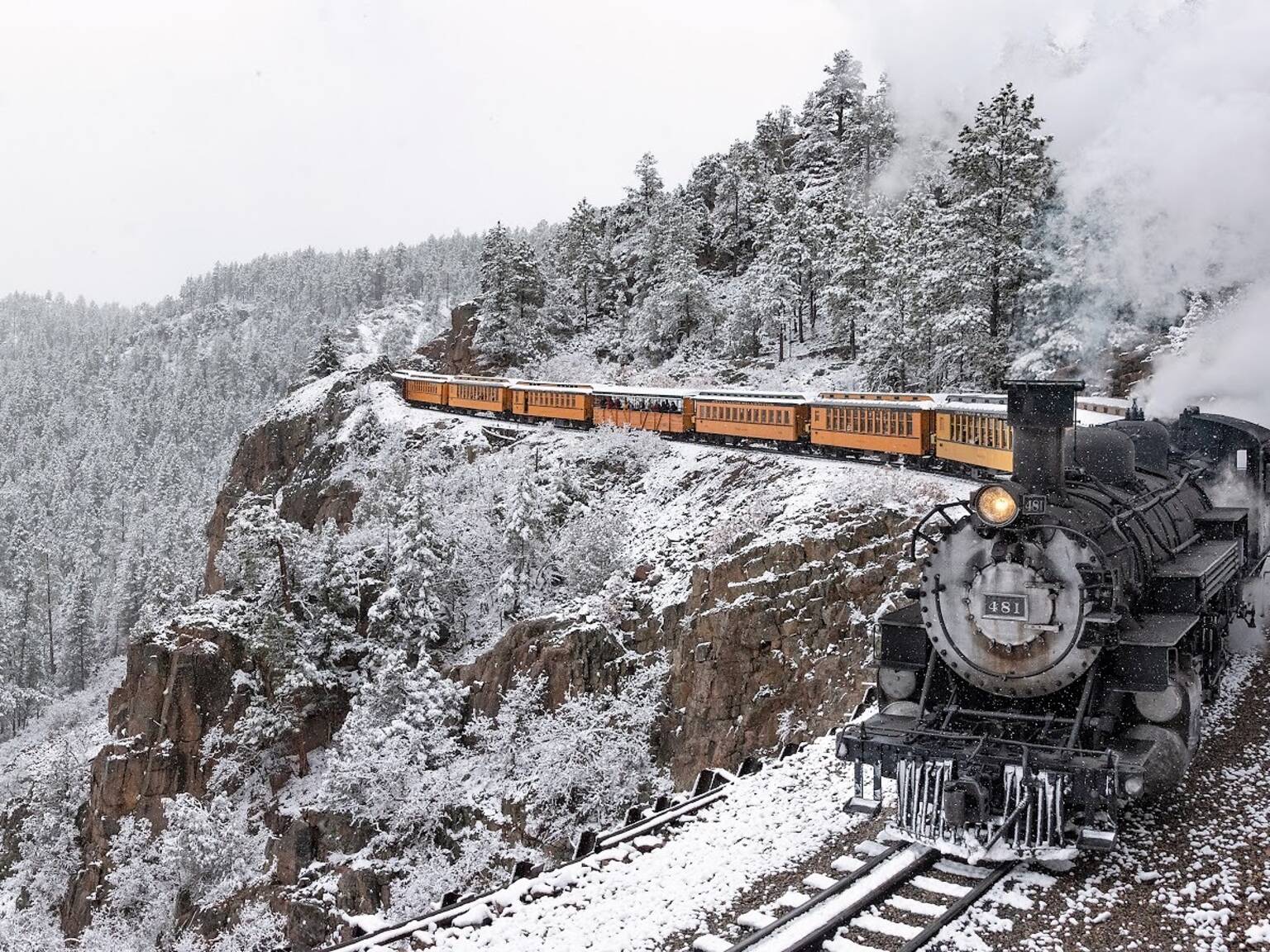 10 Best Winter Train Rides in USA to Enjoy the Snowy Views