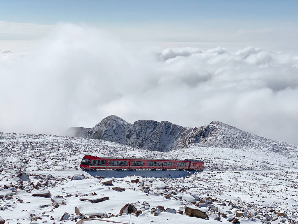10 Best Winter Train Rides in USA to Enjoy the Snowy Views