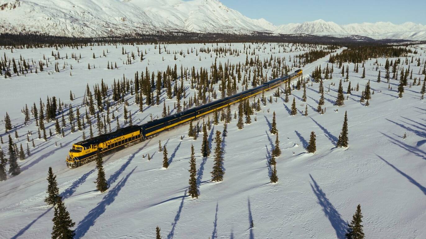 10 Best Winter Train Rides in USA to Enjoy the Snowy Views