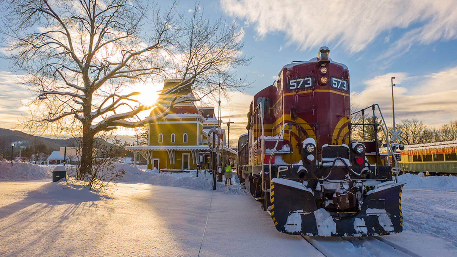 10 Best Winter Train Rides in USA to Enjoy the Snowy Views