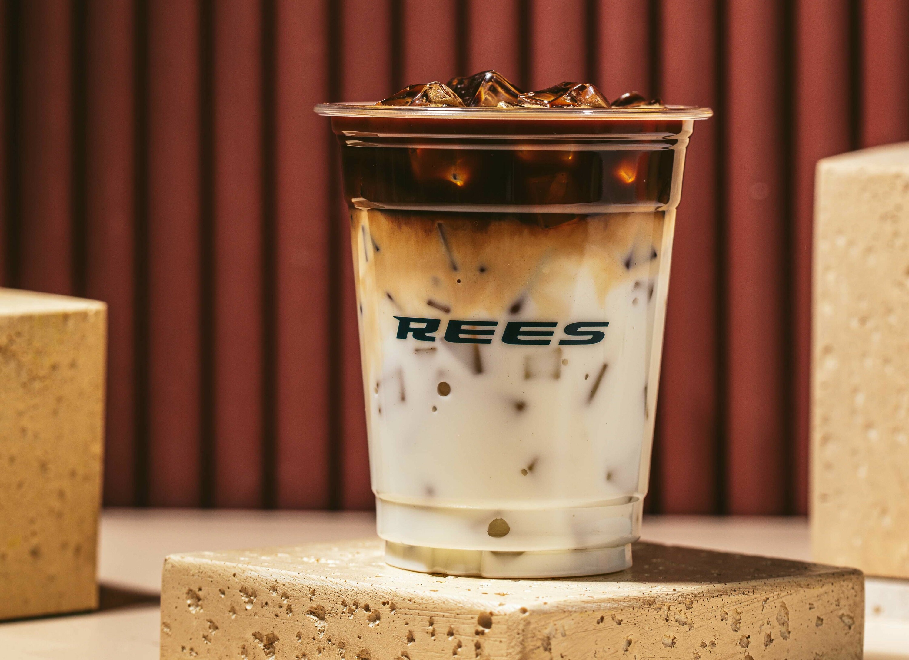 แวะจิบคาเฟอีนก่อนเดินทางได้ที่ ‘Rees Coffee’ คาเฟ่คราฟท์กาแฟแห่งเดียวใน ...