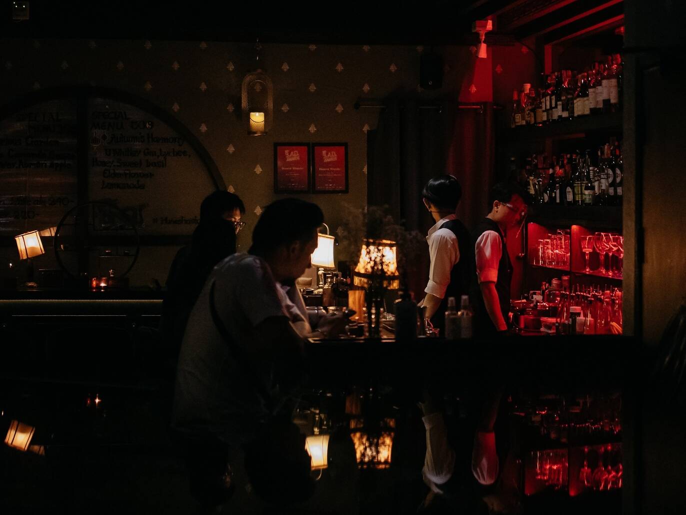 13 บาร์ค็อกเทลสำหรับนักดื่มสายอินโทรเวิร์ต ที่นานๆ ก็อยากเข้าสังคมแบบ ...