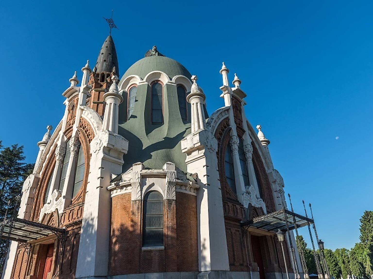 Una ruta por los edificios modernistas más bonitos de Madrid