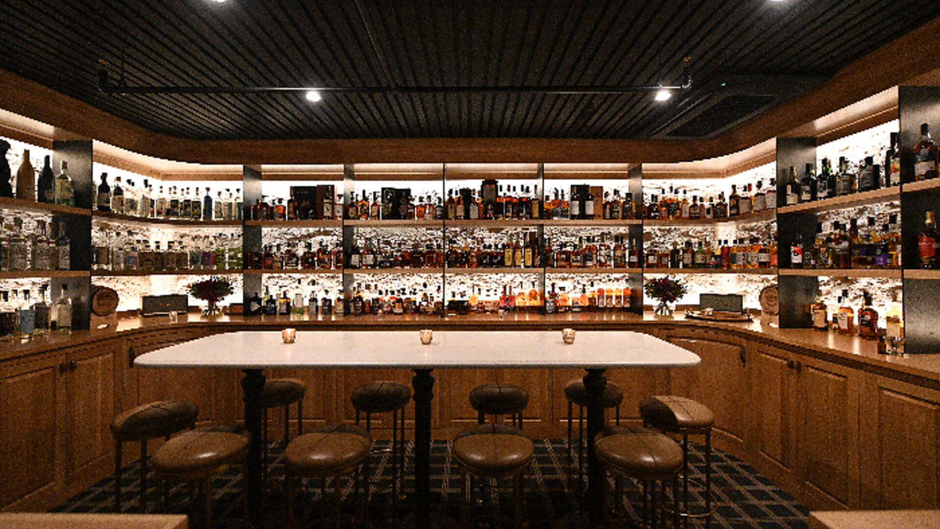 14 Best Bars in Downtown Austin for Delightful Drinks and More