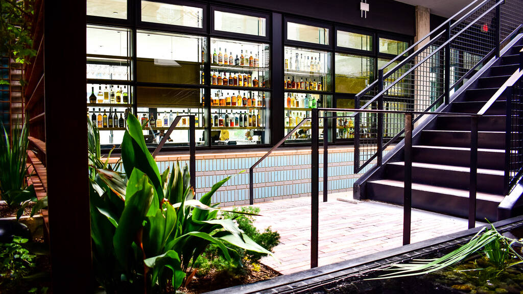 14 Best Bars in Downtown Austin for Delightful Drinks and More