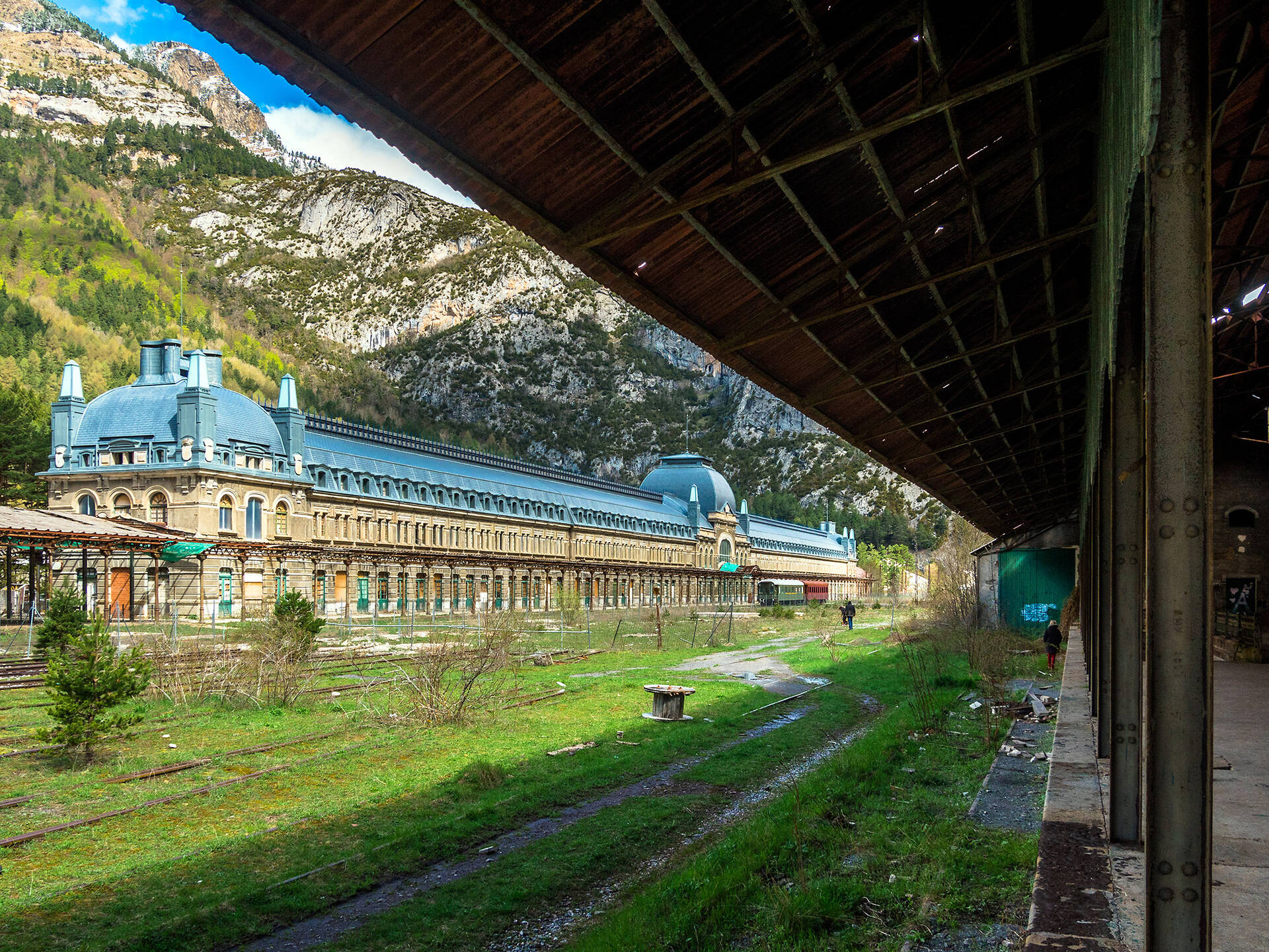 10 Spectacular Abandoned Train Stations Around the World