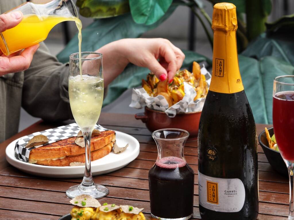 16 Best Bottomless Brunches in Chicago You Must Try This Weekend