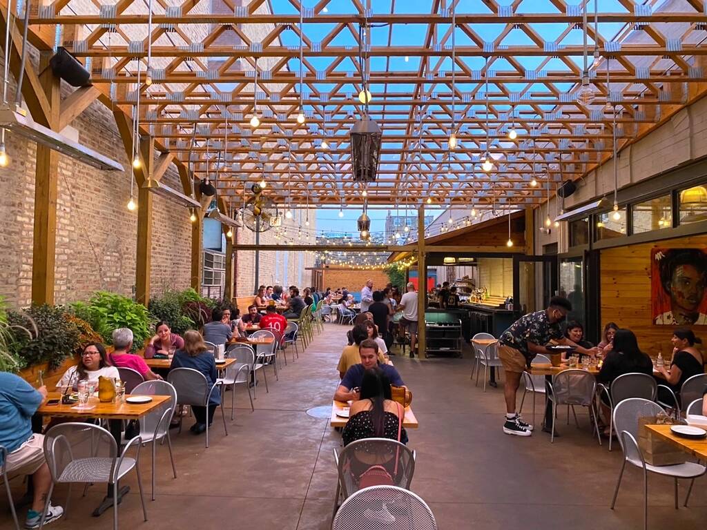 33 Best Outdoor Bars and Patios in Chicago for Outdoor Drinking