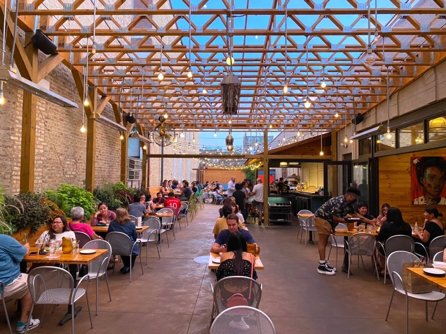 33 Best Outdoor Bars and Patios in Chicago for Outdoor Drinking