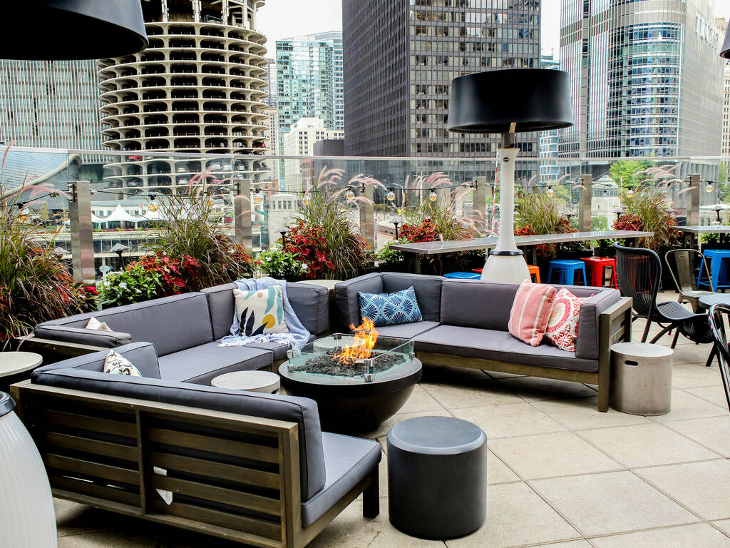 34 Best Rooftop Bars in Chicago to Check Out