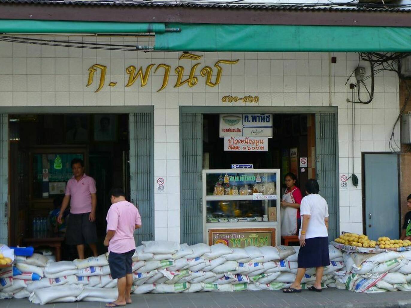Best stores and shophouses to get mango sticky rice in Bangkok