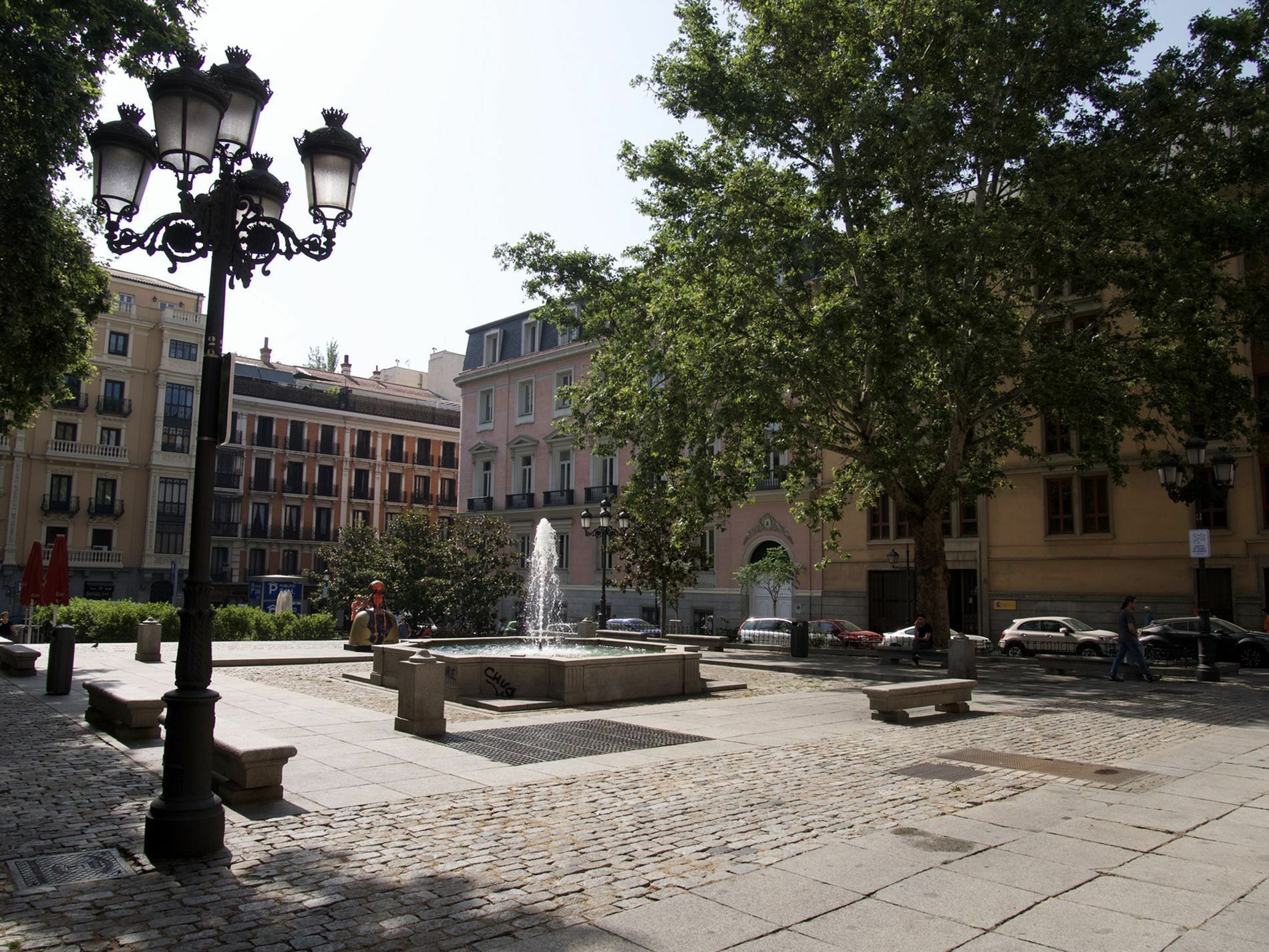 Plaza del Rey, durante le año; Plaza de las Reinas, durante el Orgullo