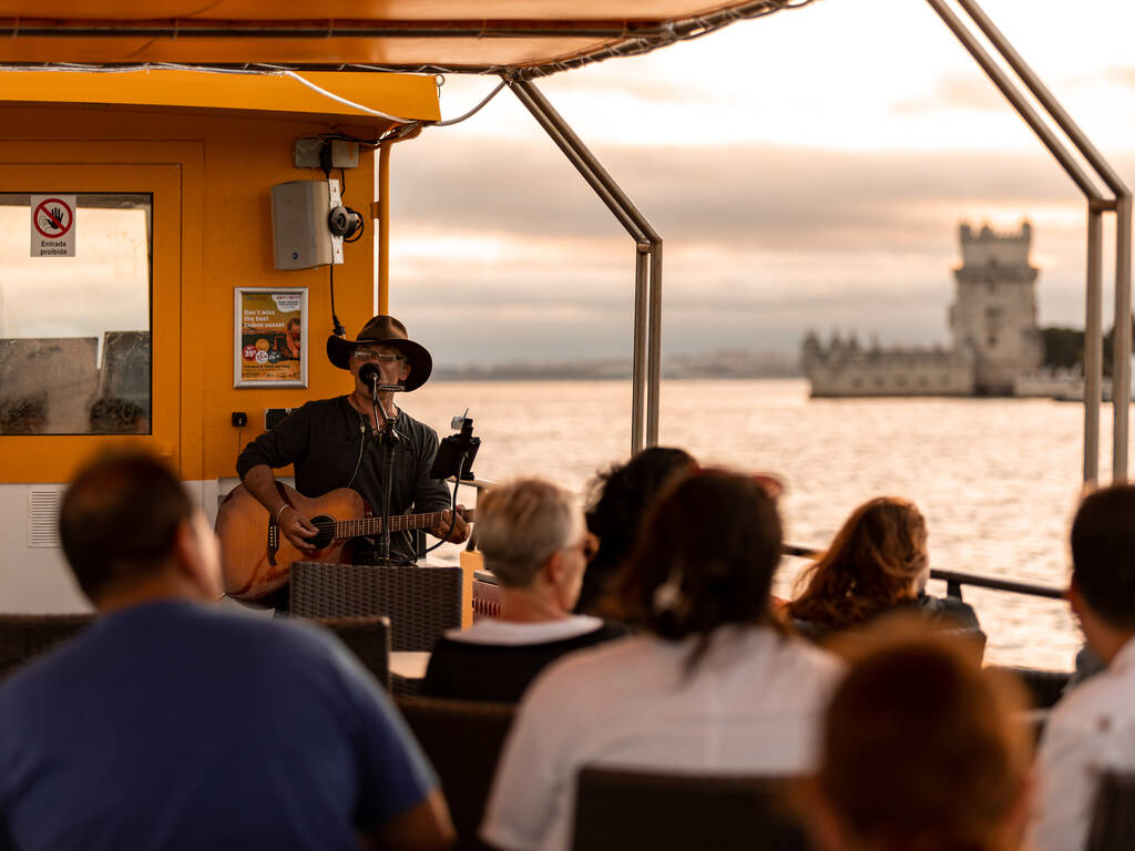 Passeios de barco no rio Tejo para todos os gostos