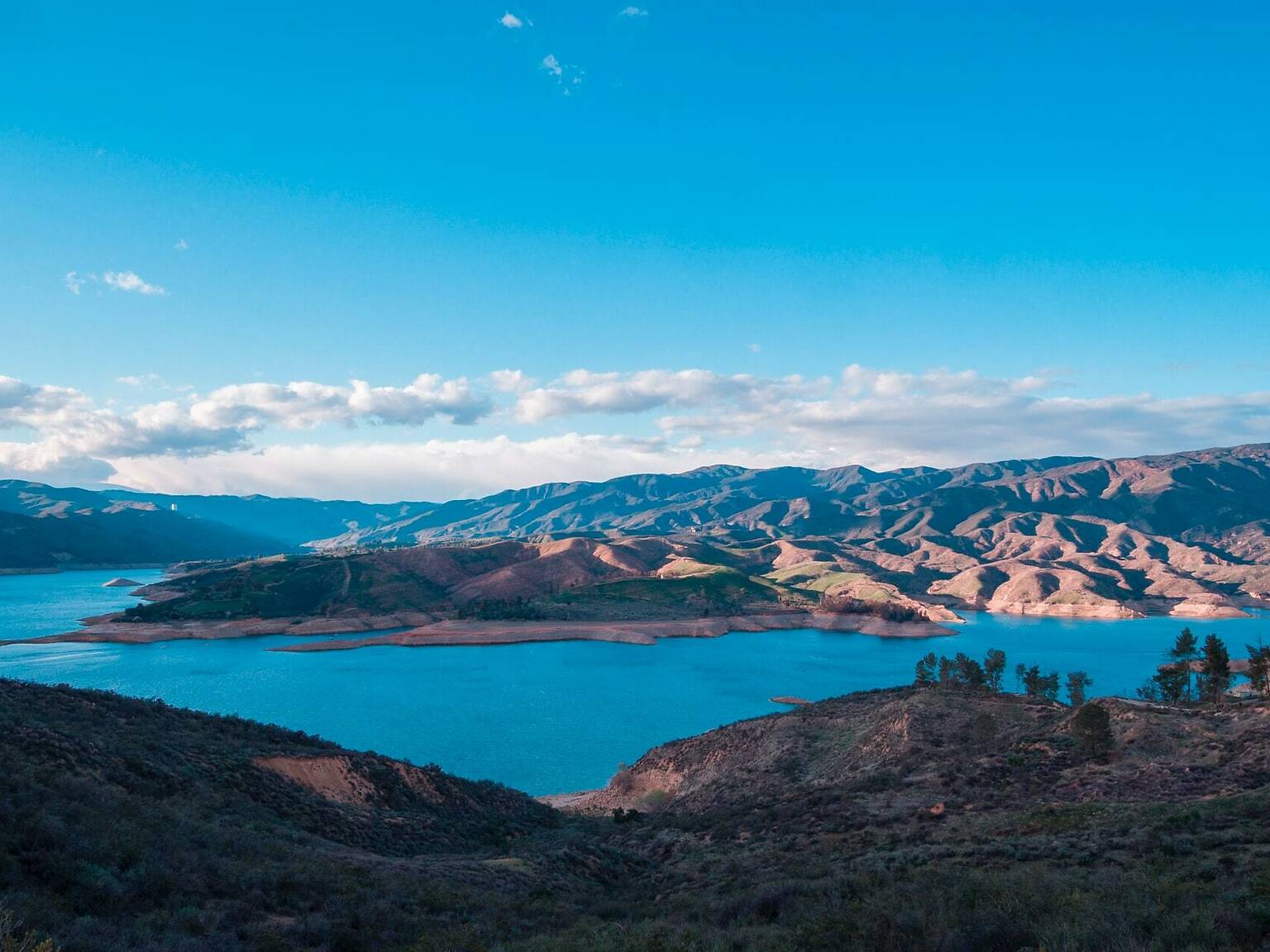 6 Best Lakes Near Los Angeles to Swim, Boat and Hike