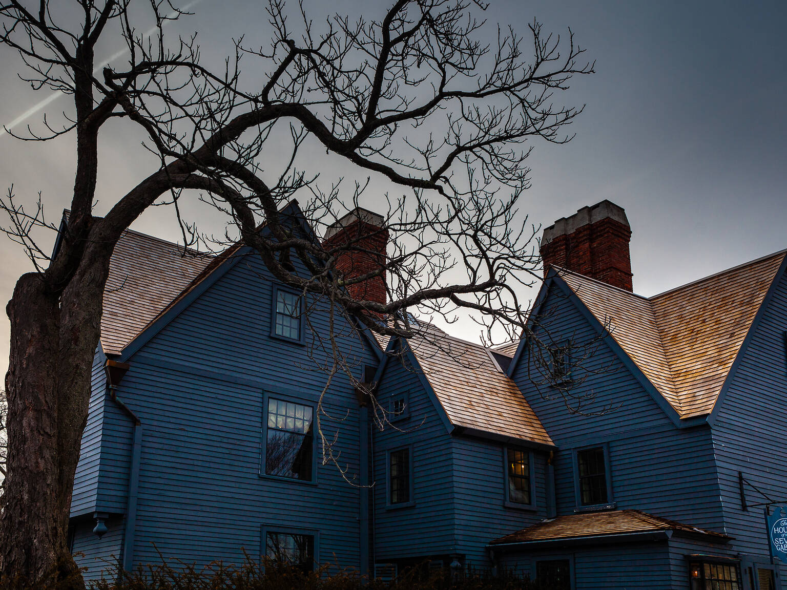 19 Most Haunted Places in America For Daring Ghost Hunters
