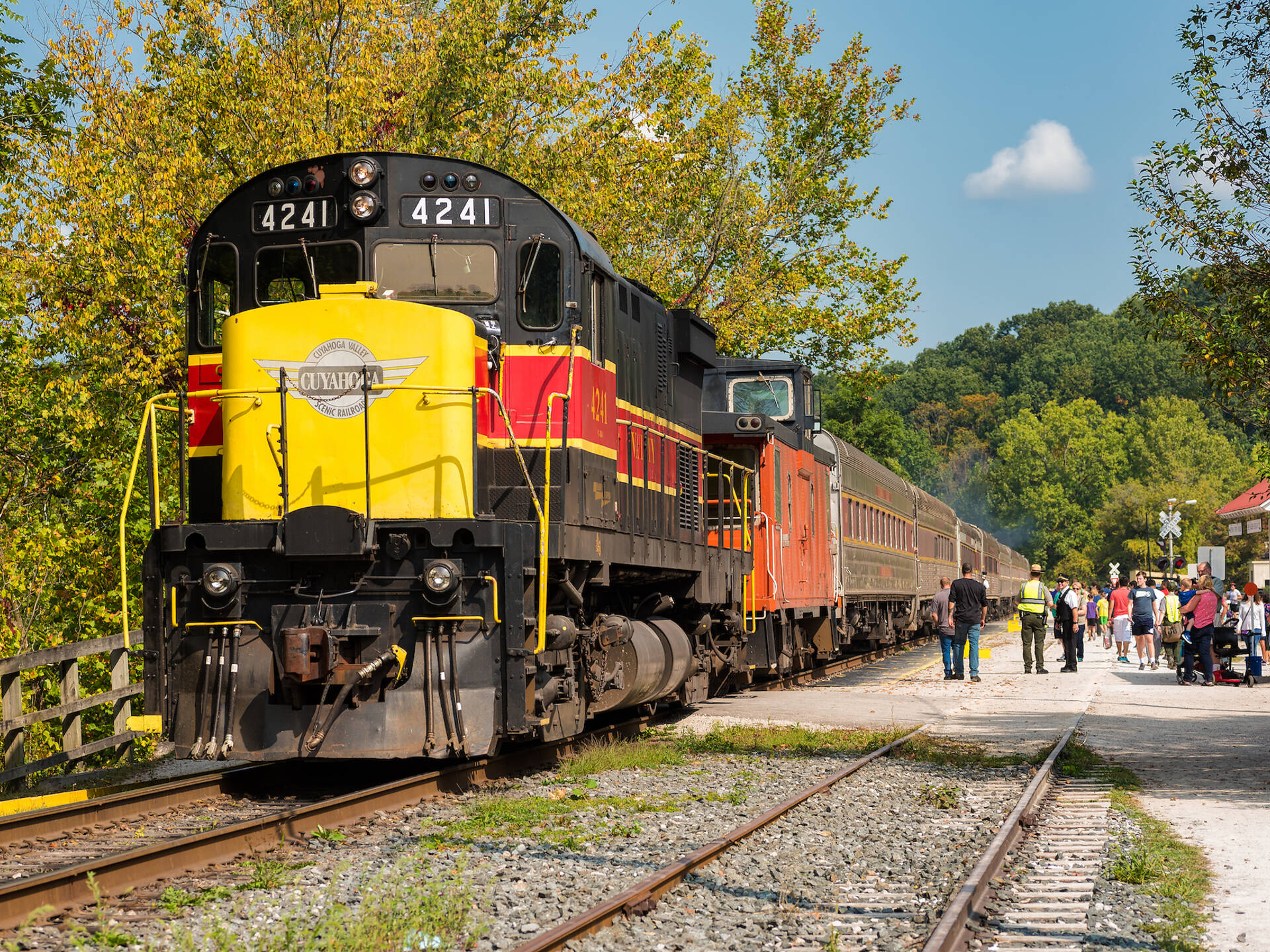 18 Best Fall Foliage Train Rides For Leaf Peeping