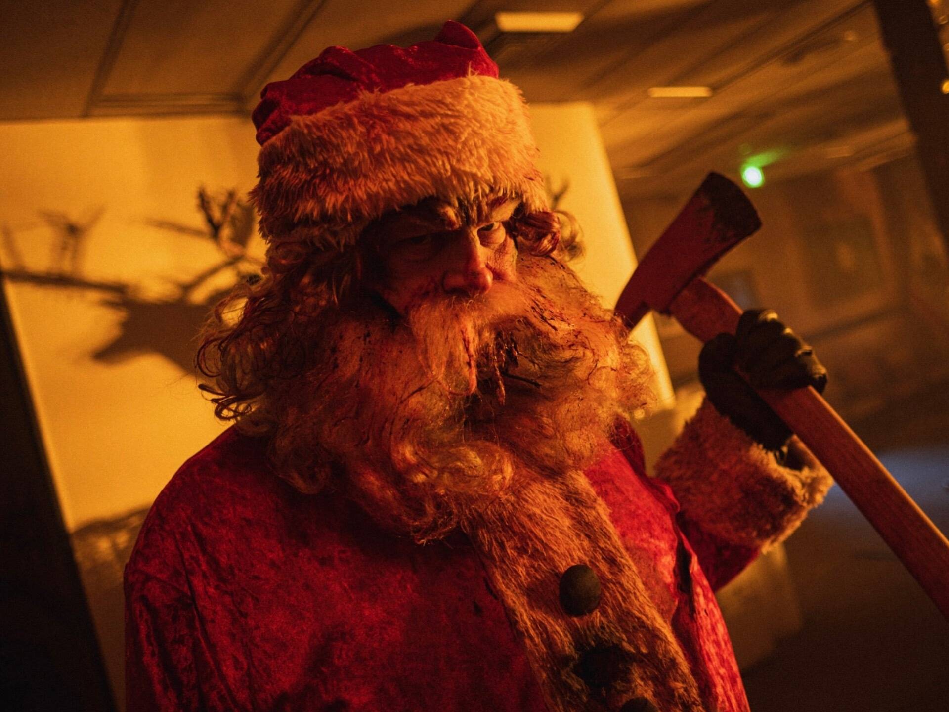 Un Santa Claus poseído y duendes te estarán persiguiendo en este ...