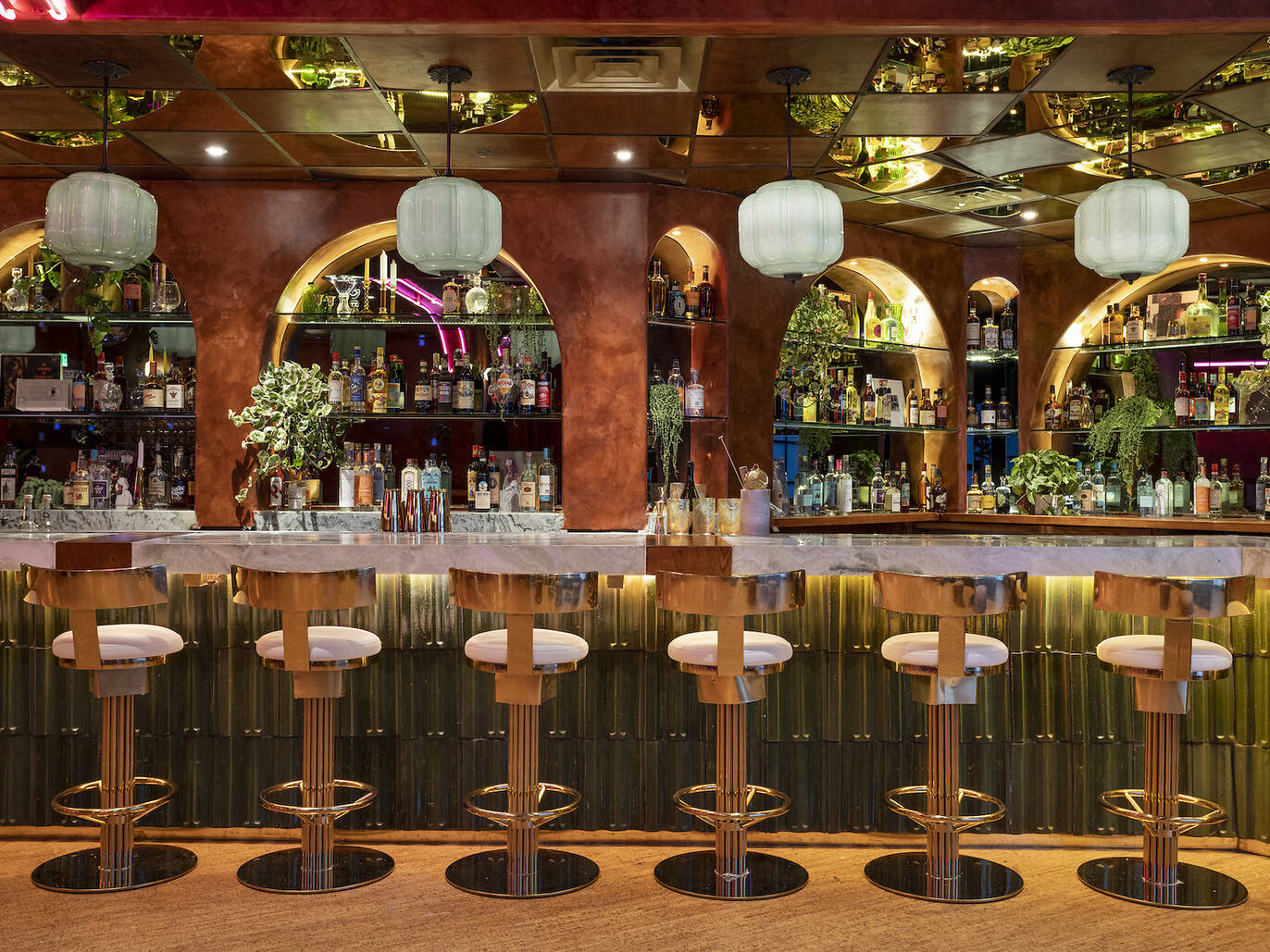 20 Best Singles Bars in Los Angeles To Meet, Hook Up and Date