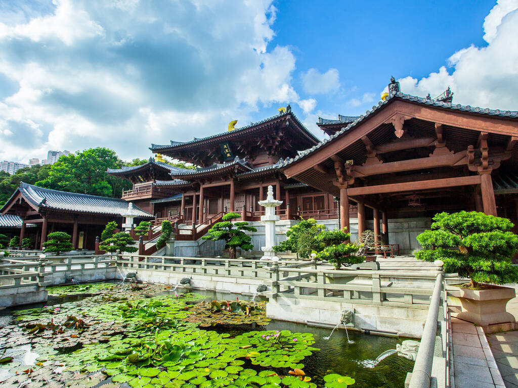 10 Beautiful Temples to Visit in Hong Kong
