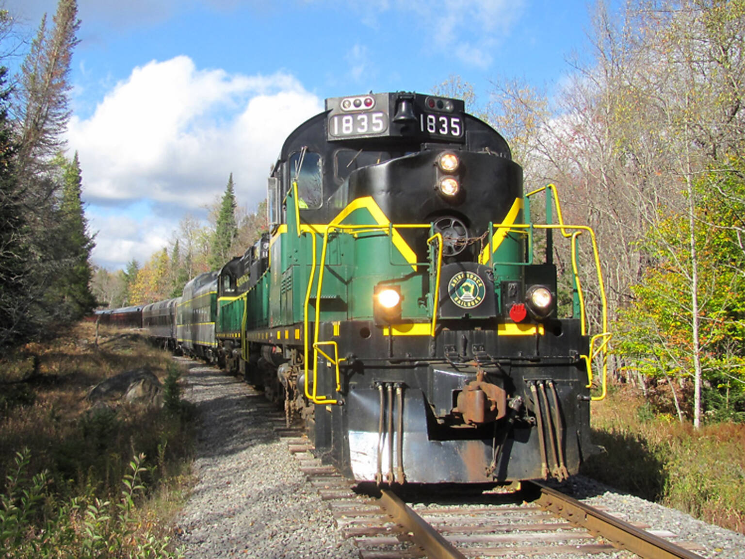 10 Best Winter Train Rides in USA to Enjoy the Snowy Views