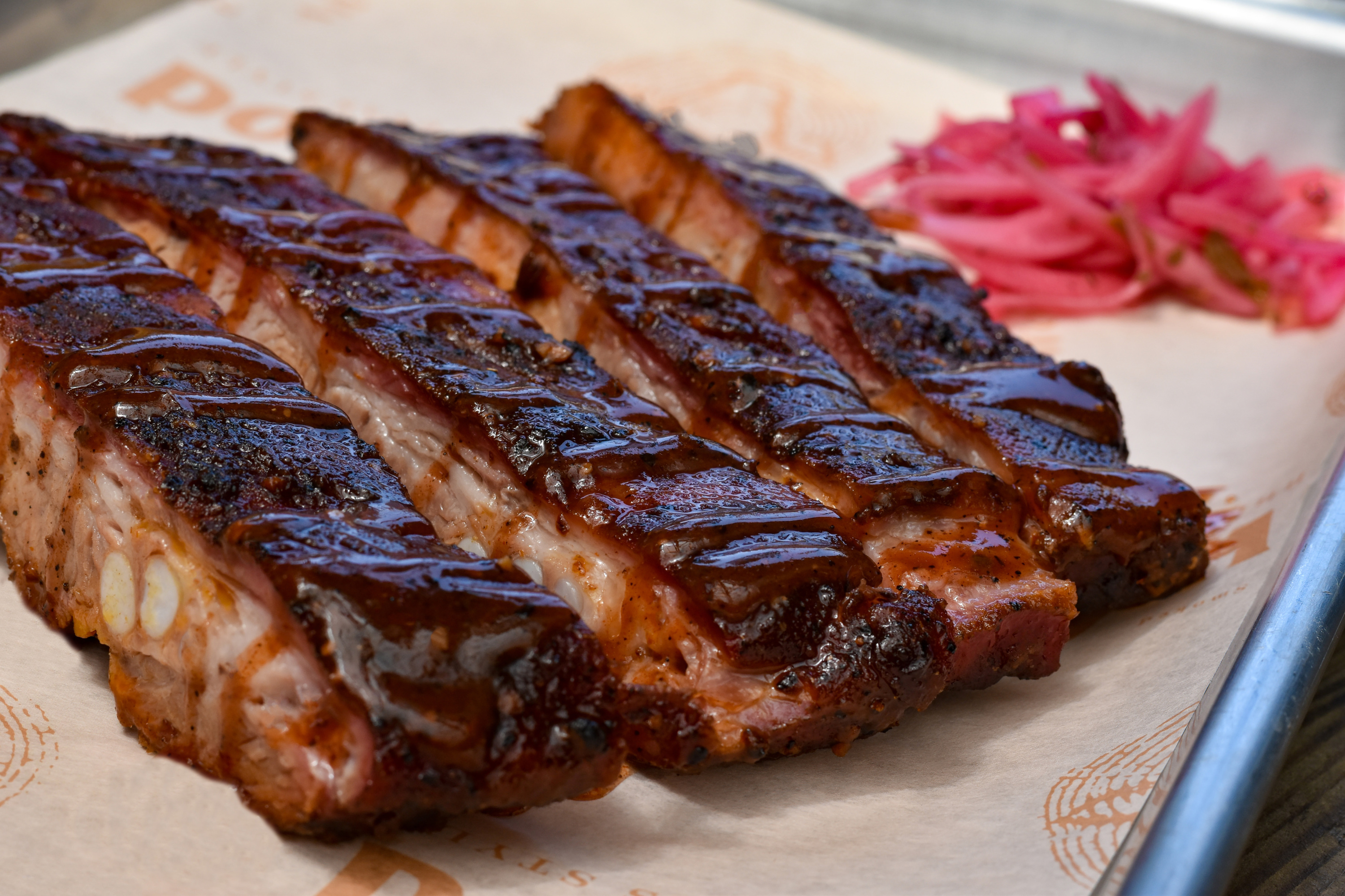 Brunch en All Wood: ahumados y chela artesanal en este BBQ de la Roma