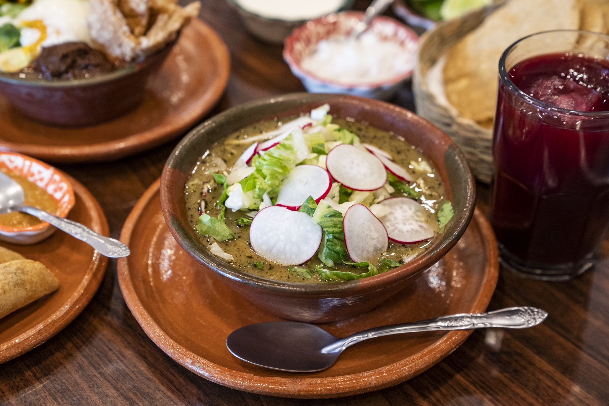 Pozoles Texcoco: verde, rojo, mixteco y uno reinventado en la Roma