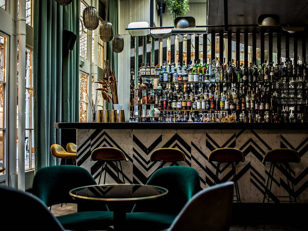The Best Cocktail Bars in Paris, According To Locals