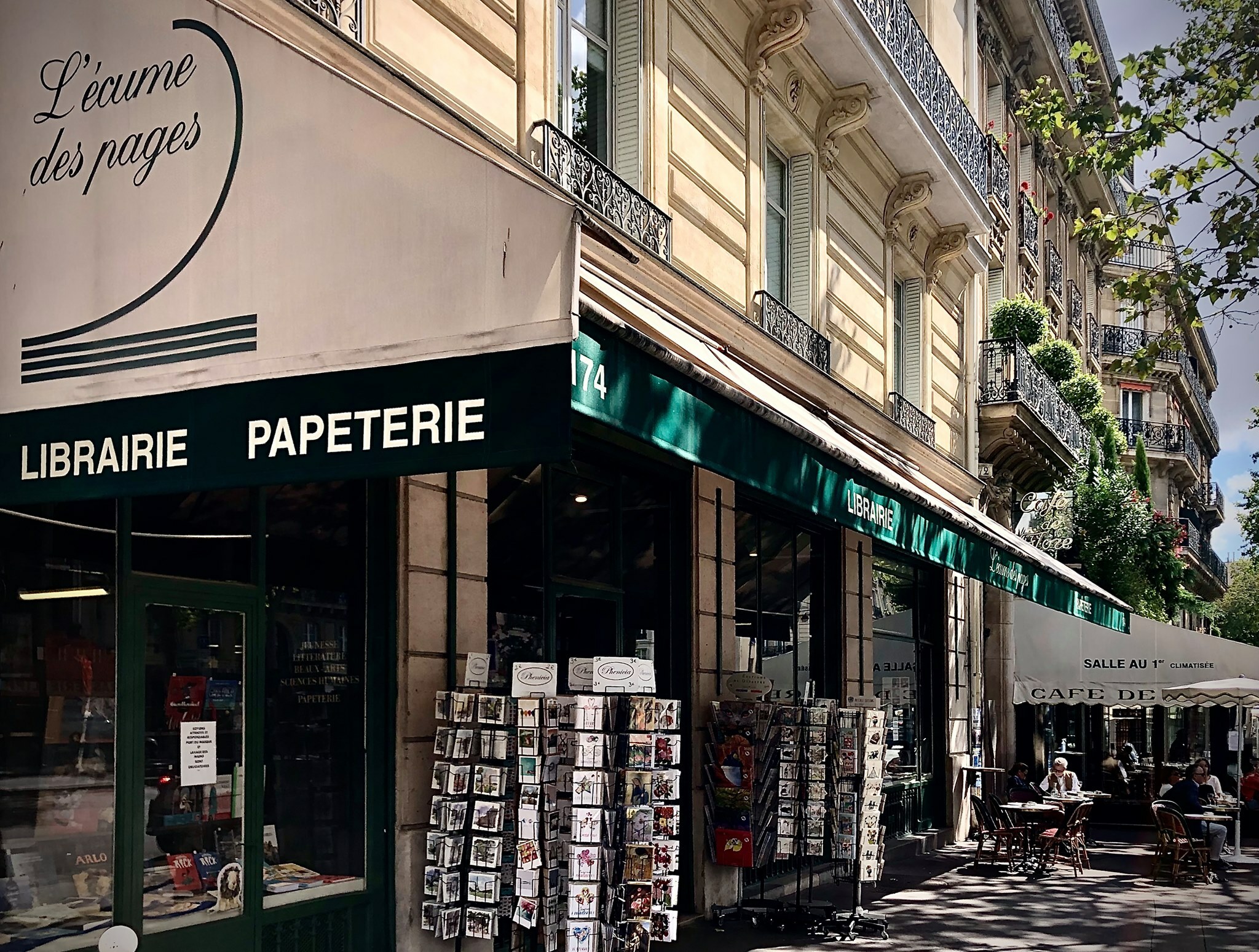 A Saint-Germain-des-Prés, une mythique librairie qui ferme à minuit