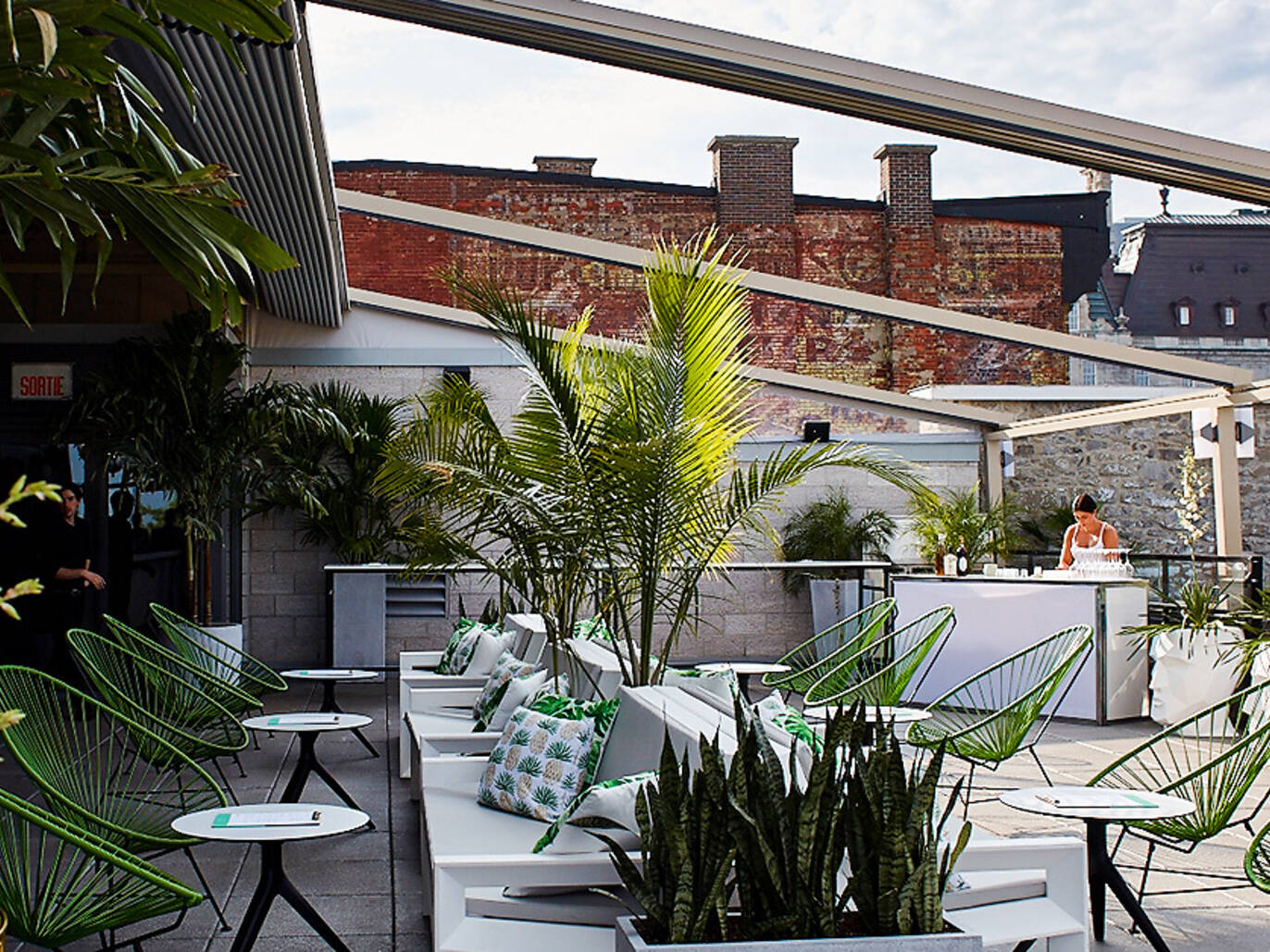 17 Best Rooftop Restaurants in Montreal For Food With Views