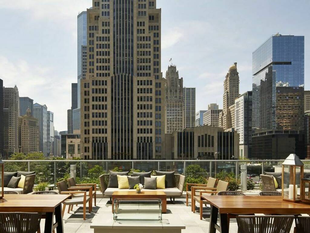 34 Best Rooftop Bars in Chicago to Check Out