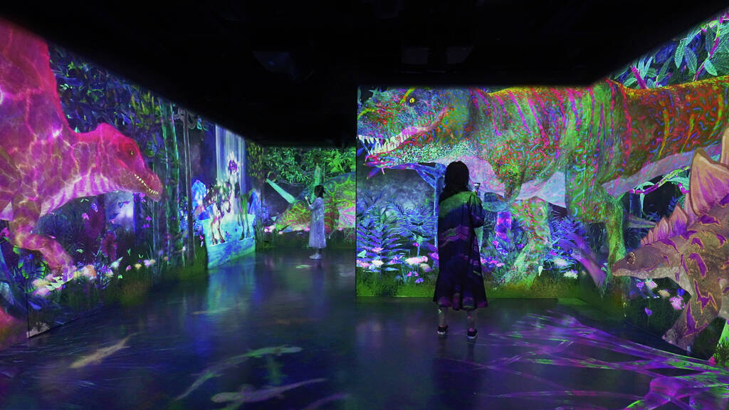 This free teamLab exhibition in Harajuku lets you catch dinosaurs in a ...