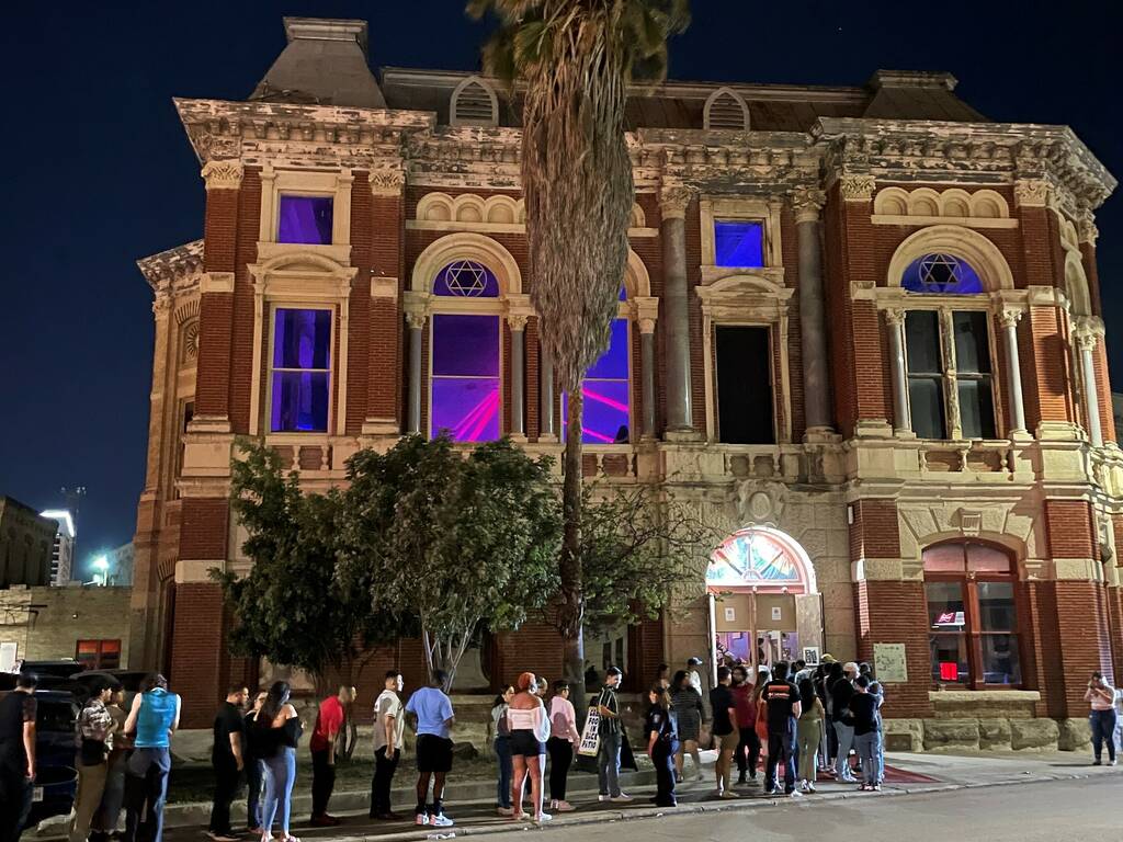 17 Best Gay Clubs And Bars in US From Drag Bars To LGBTQ+ Bars