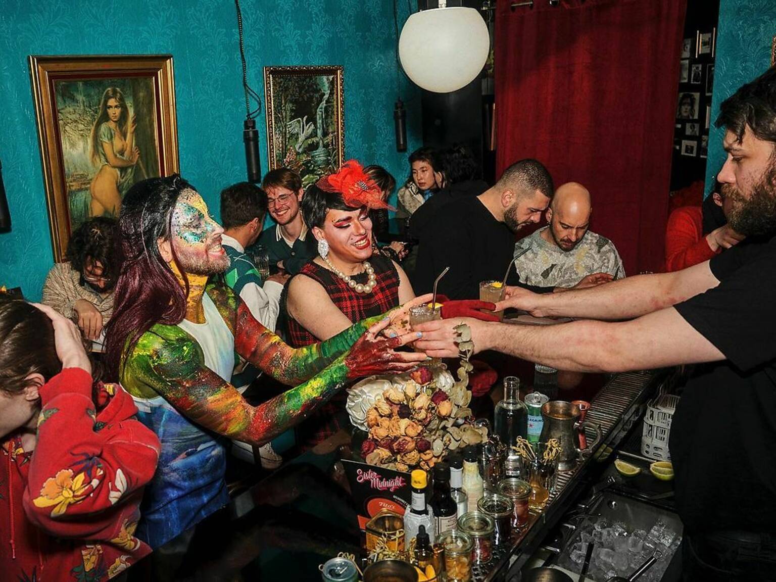 15 Best Cocktail Bars in Paris According To Locals